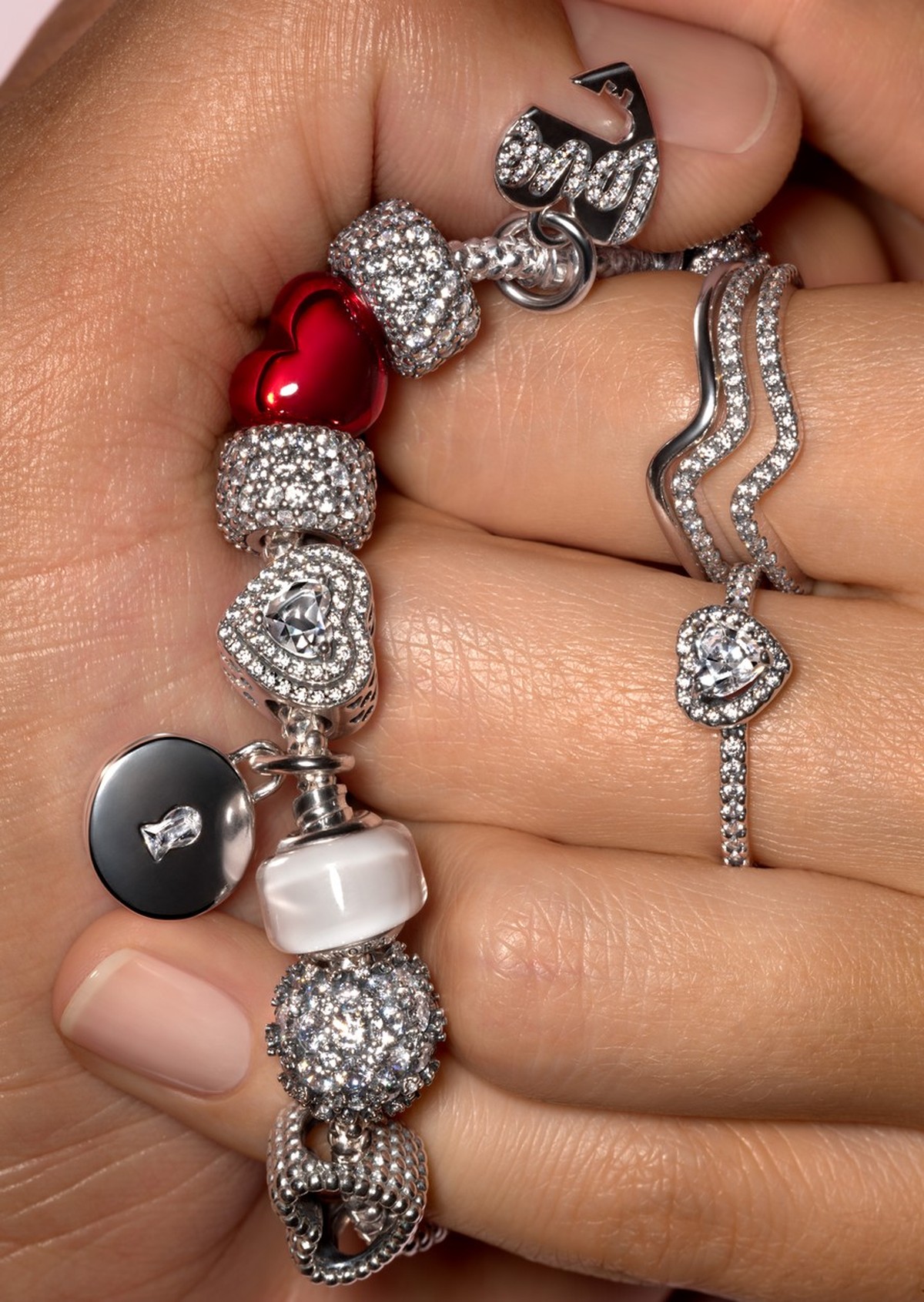 Pandora atinge meta de usar apenas ouro e prata reciclados | Cultura ...