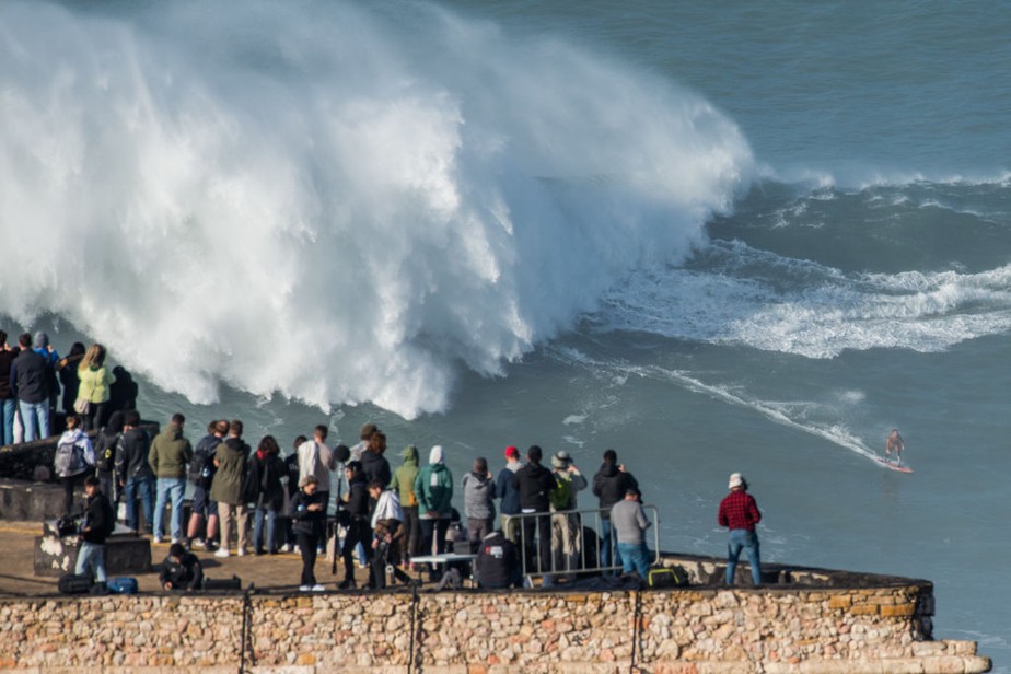 Entenda com se formam as ondas gigantes de Nazaré, onde surfista ...