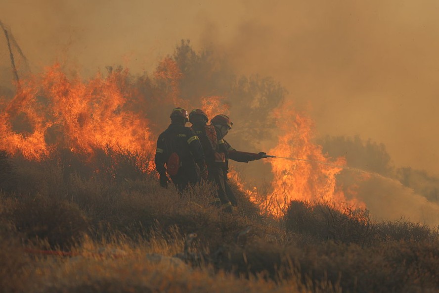 Grécia: incêndio em Creta pelo terceiro dia seguido destrói florestas e ...