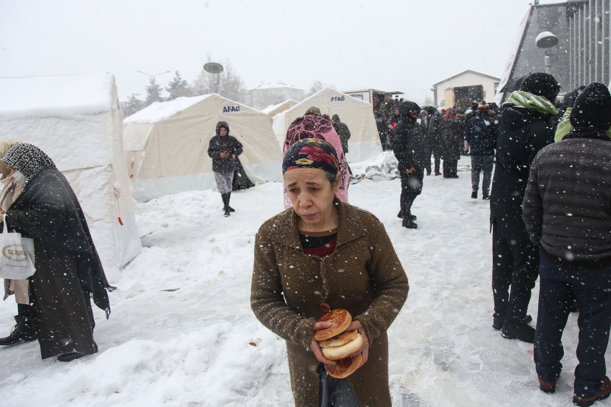 Temperaturas congelantes ameaçam esforços de resgate na Turquia e na ...