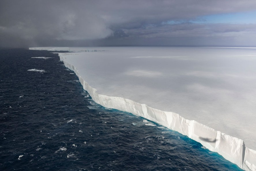 Maior iceberg do mundo começa a se fragmentar e perde quase uma 'Paris'