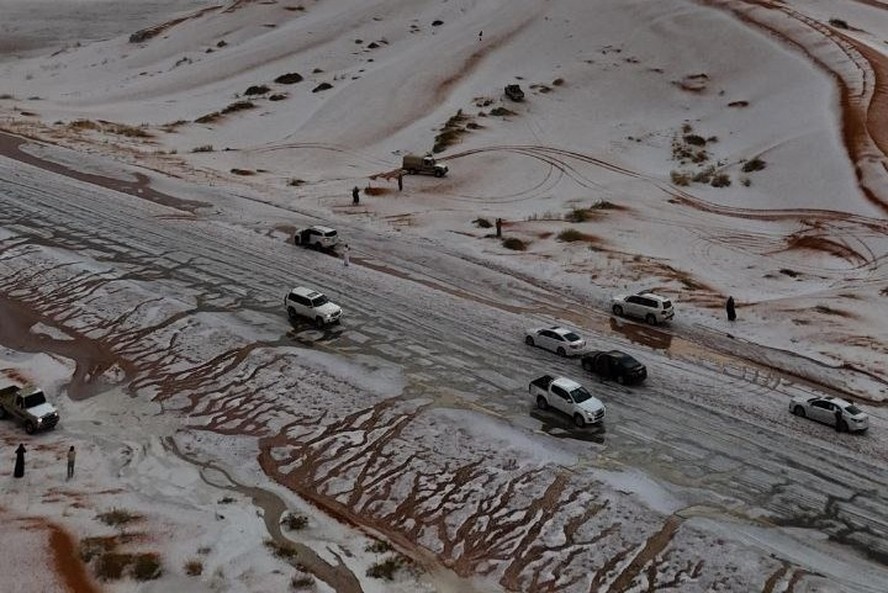 Neve no deserto? Saiba o que causou o fenômeno raro na Arábia Saudita ...