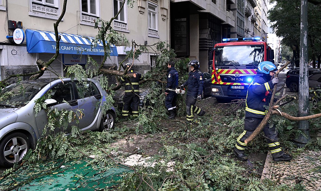 Tempestade Kristin deixa mais de 800 mil sem energia em Portugal, mata ...