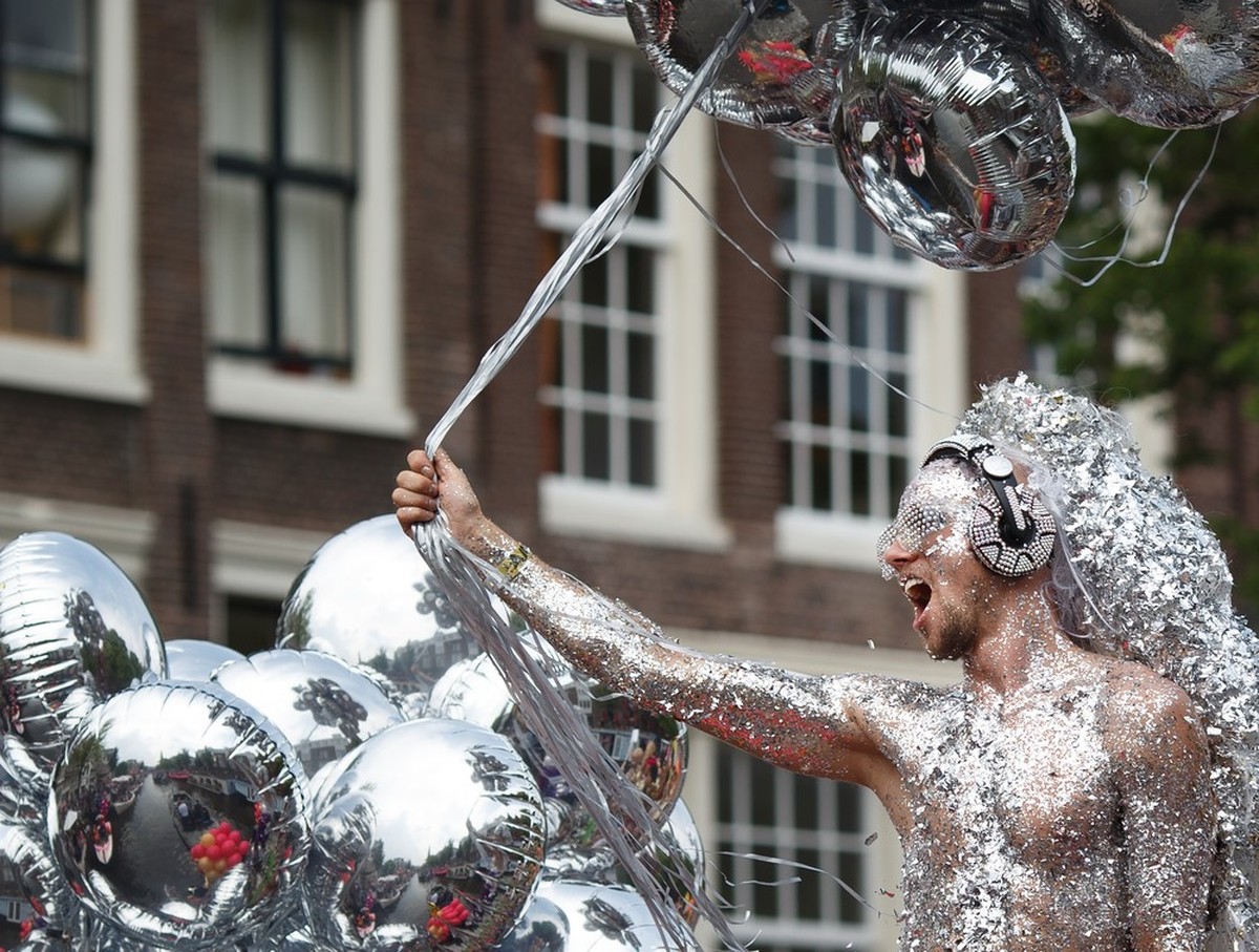 Estudo mostra como glitter usado no carnaval contamina rios e oceanos