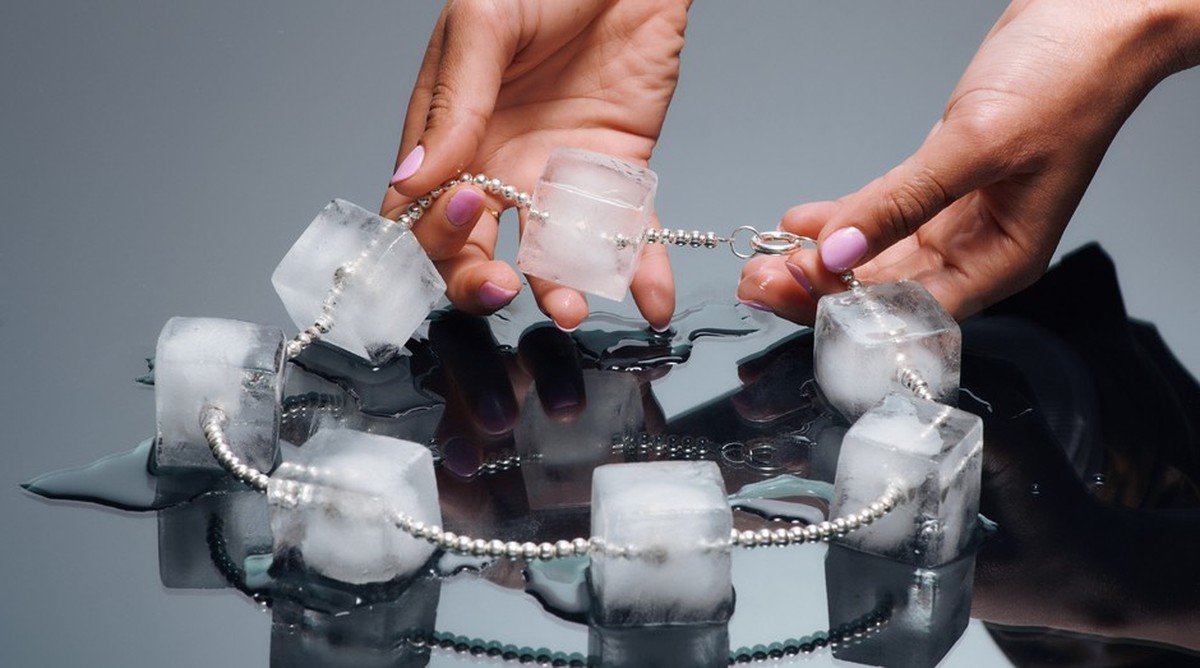 Designers criam colar feito de gelo para mostrar o valor da água