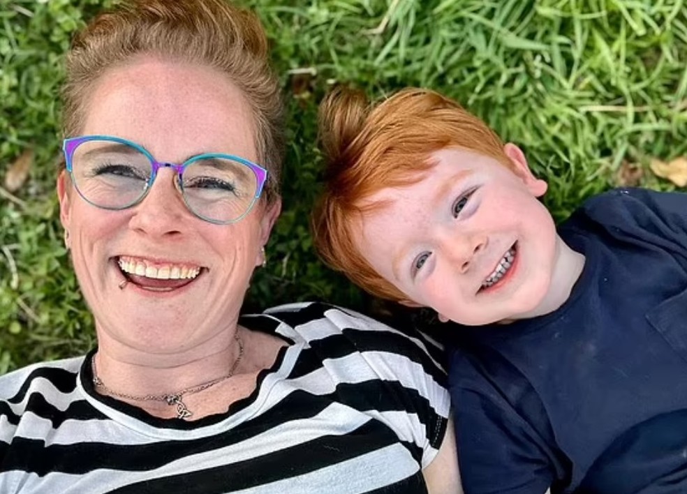 Mãe e filho encontram aranha gigante devorando roedor na porta de casa ...