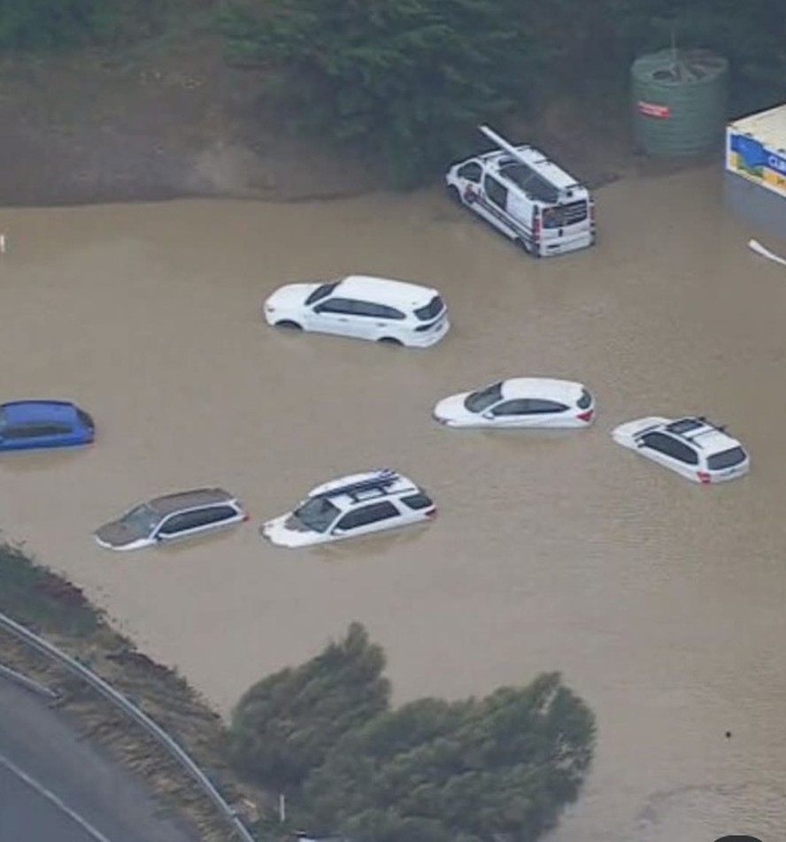 Tempestade histórica provoca enchentes repentinas e arrasta carros para ...
